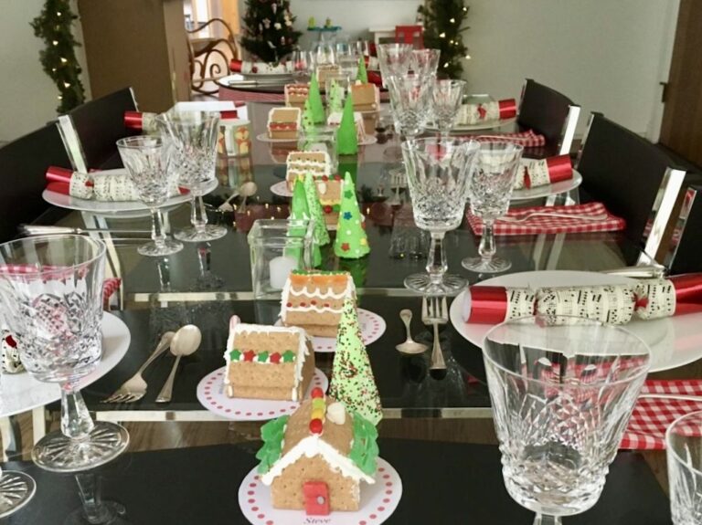 Make a Sensational Christmas Table Setting to Delight